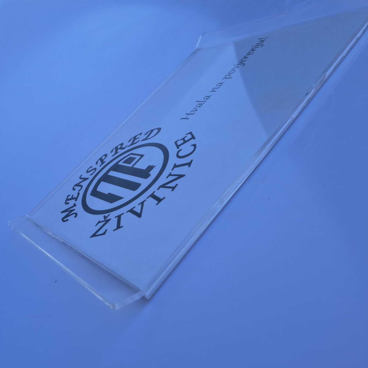 Početna Proizvodi od pleksiglasa Kusurnik od pleksiglasa